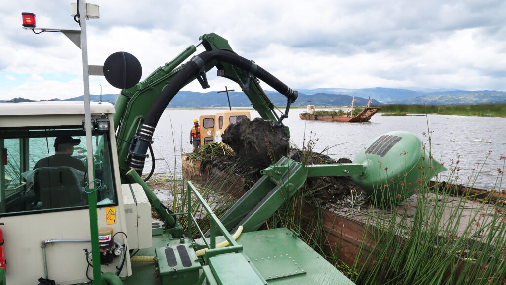 Watermaster The Amphibious Multipurpose Dredger - Watermaster