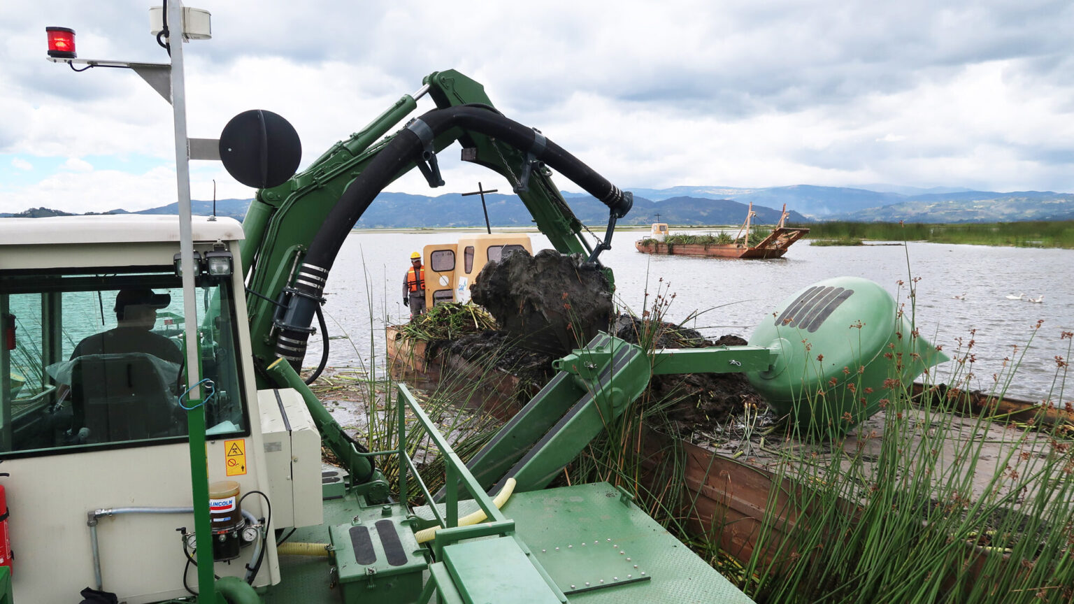 Watermaster The Amphibious Multipurpose Dredger - Watermaster